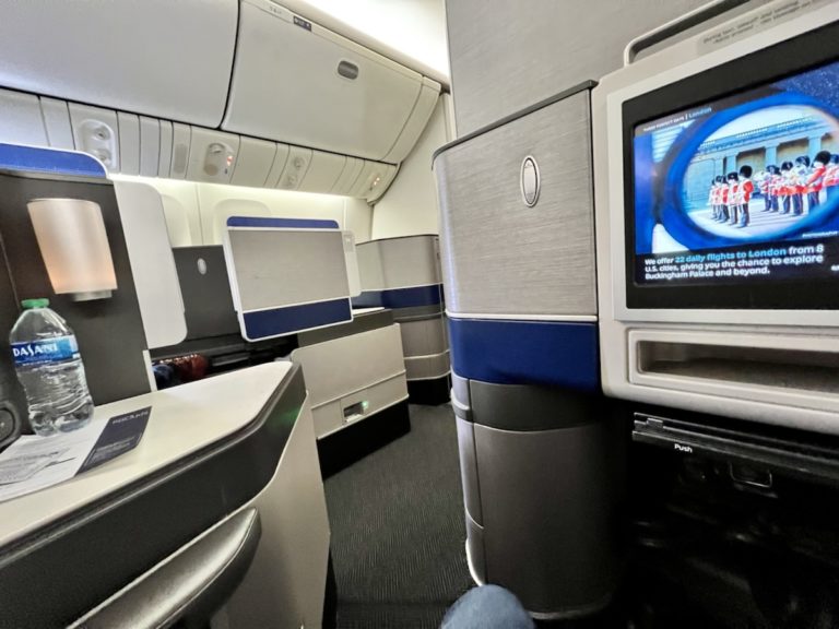 United Polaris Business Class Boeing 777-200 San Francisco to Tokyo Haneda