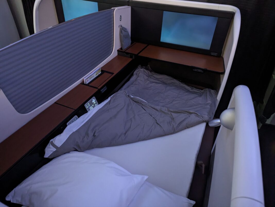 Japan Airlines 777 "old" First Class: Bottom Line Review (BKK-HND and ...