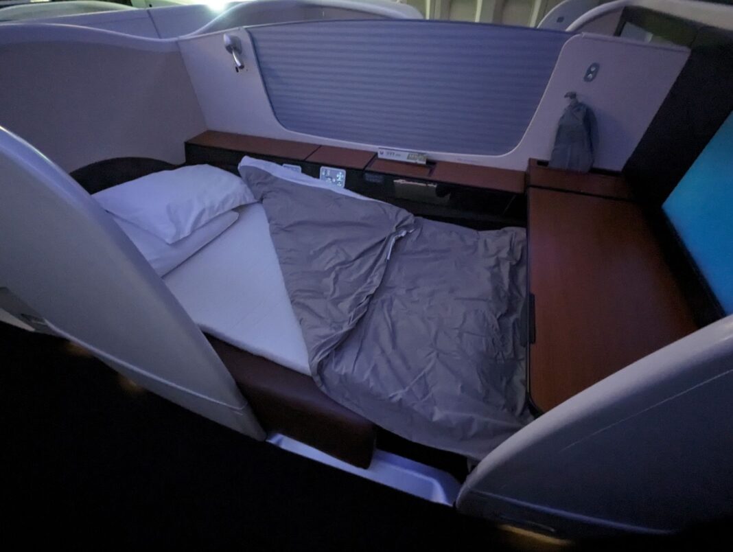 Japan Airlines 777 "old" First Class: Bottom Line Review (BKK-HND and ...