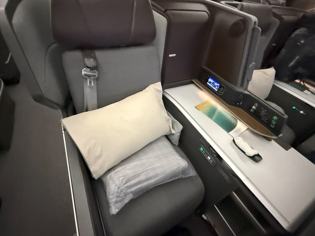 How to book EVA Air Infinity MileageLands awards (for multiple people)